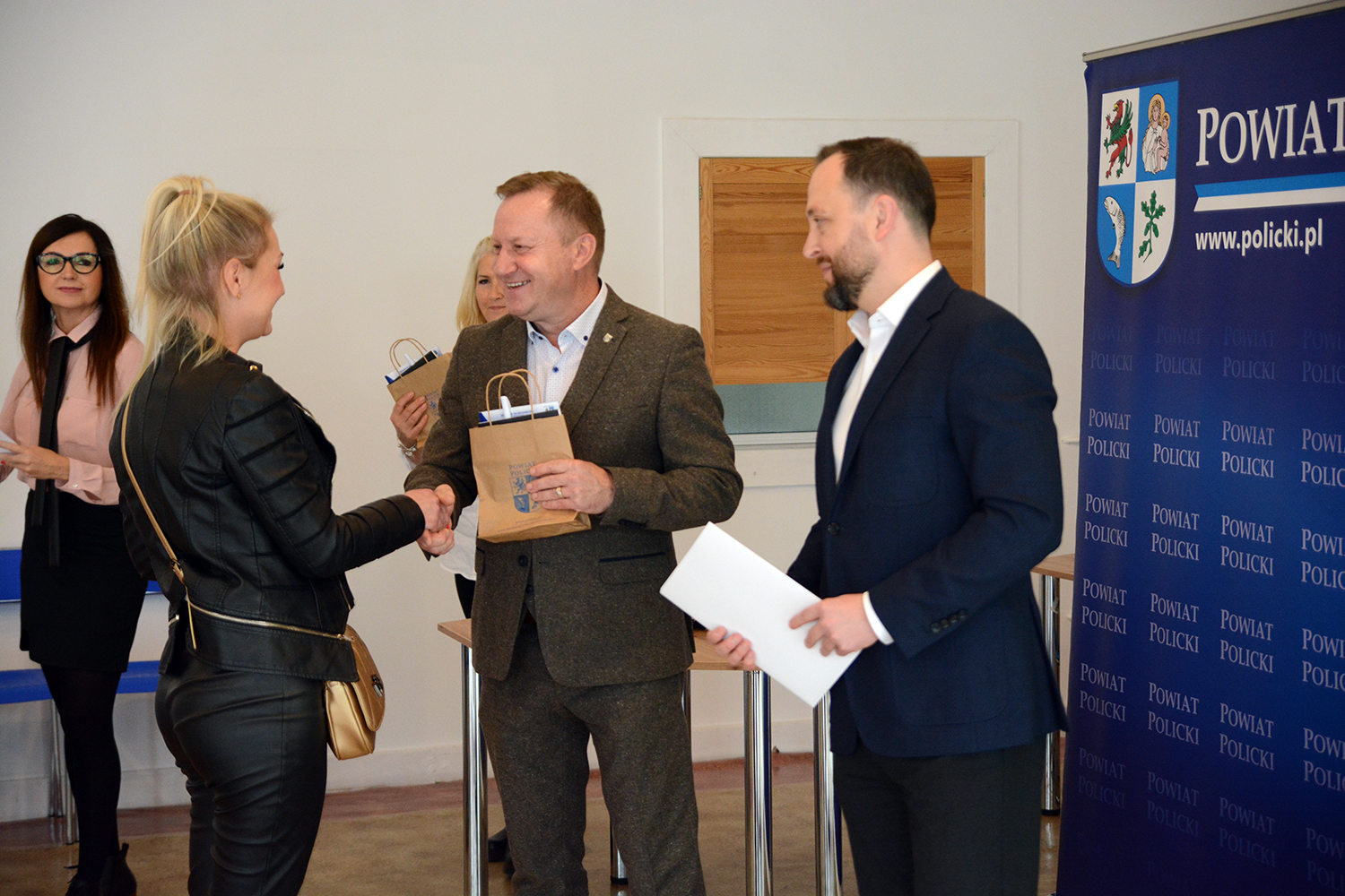 Wręczono umowy w trzeciej edycji tegorocznego naboru na rozpoczęcie ...